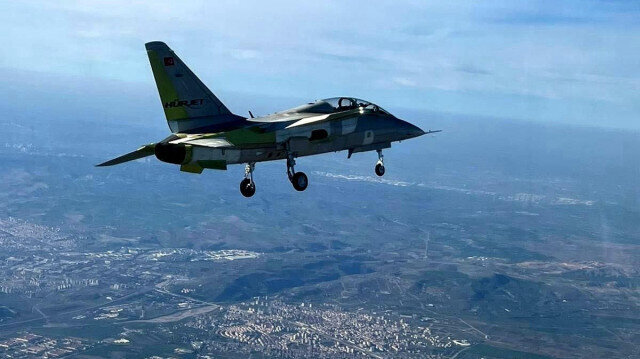 Türkiye’nin ilk jet motorlu askeri uçağı HÜRJET pistten teker kesti ...